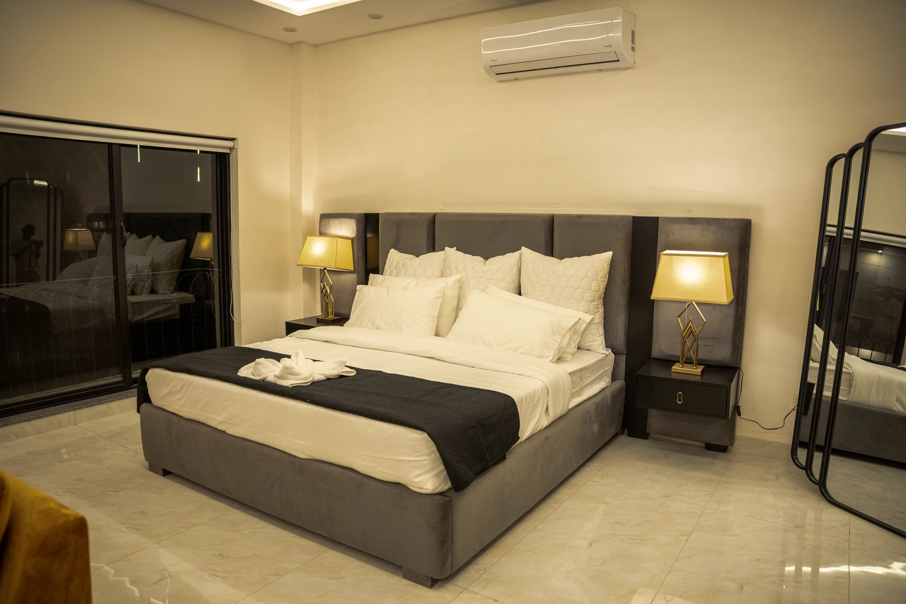 Ora Amethyst - Leaf Rooms